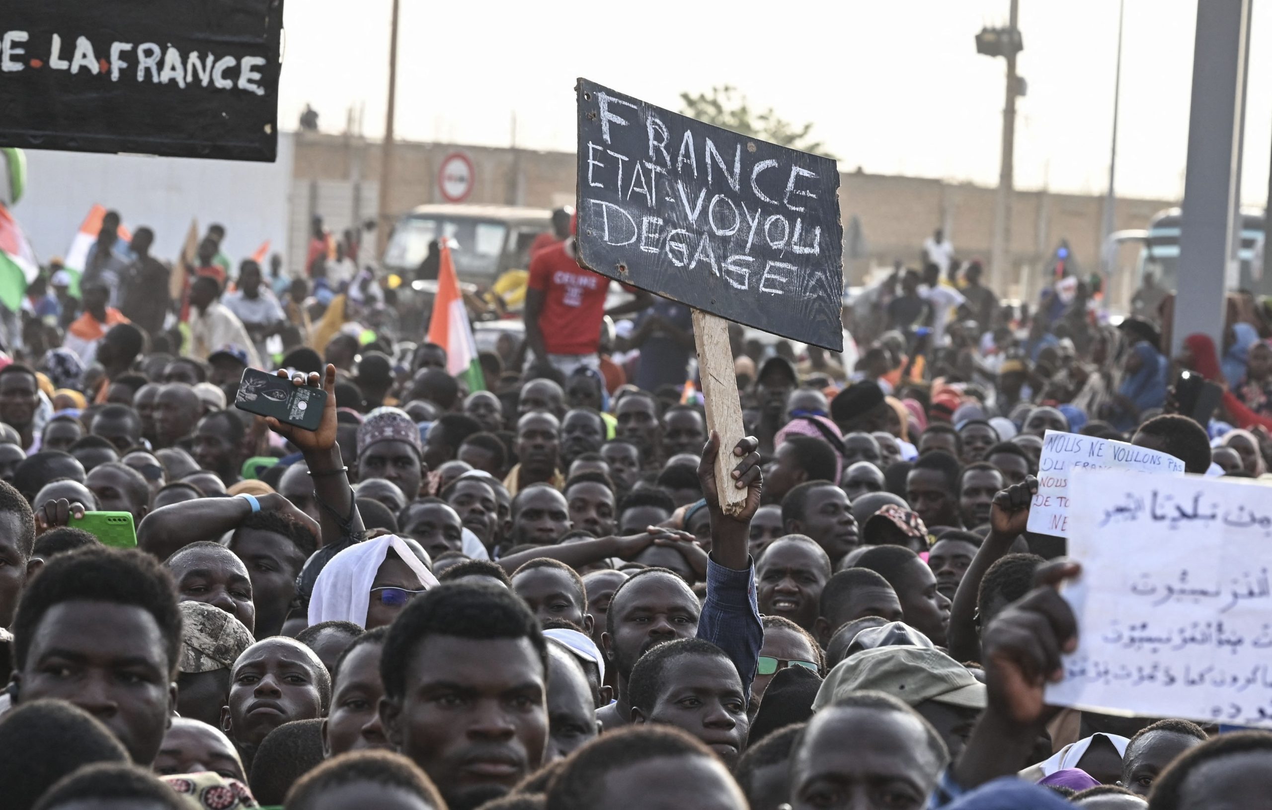 Mass protests in Niger demanding French troops withdraw